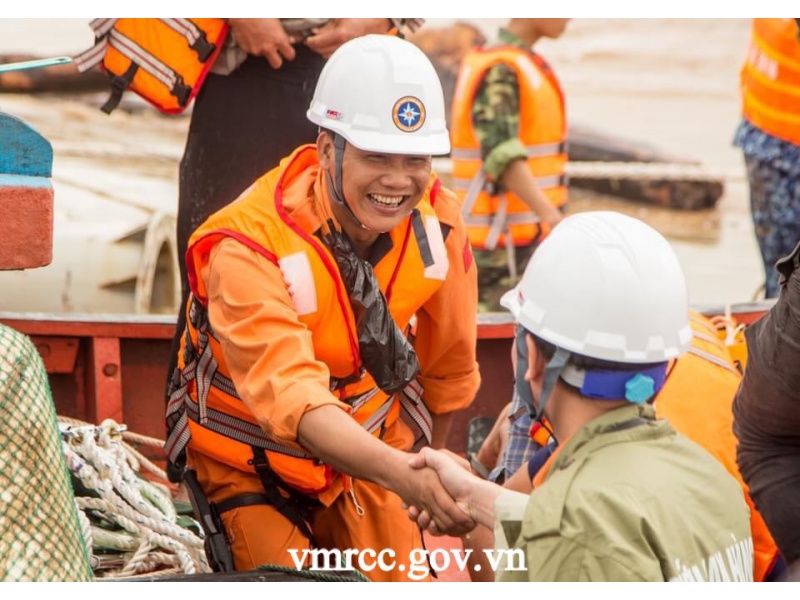 Vietnamese search and rescue officer receives the 2021 IMO Bravery Award
