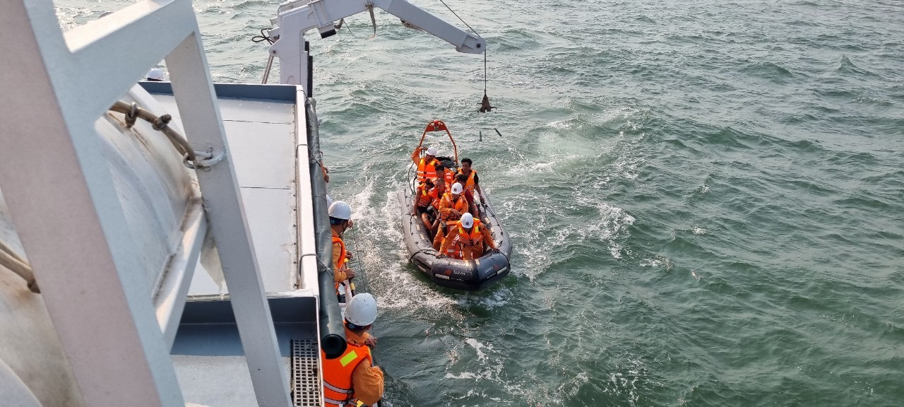 Rescue operation for 10 crew members of distress vessel SUNRISE 268 in ...